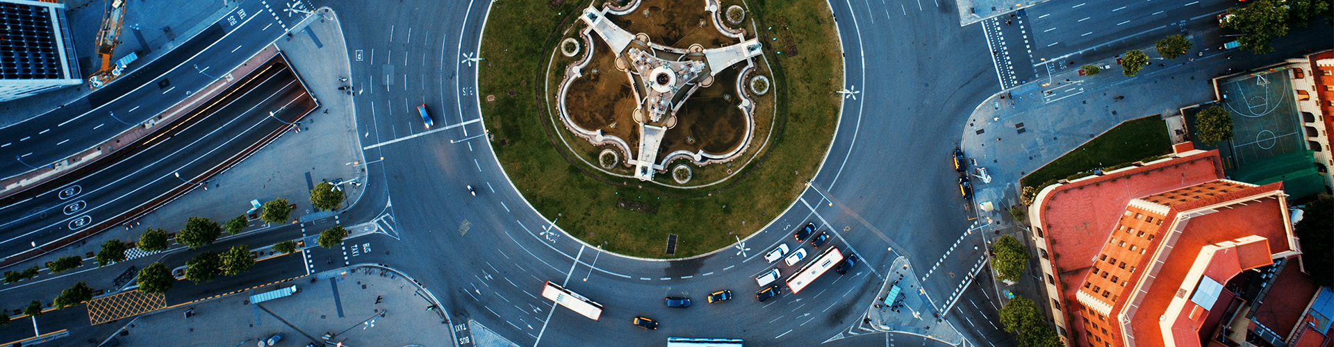 ¿Sabes cómo circular en una rotonda? - M Automoción