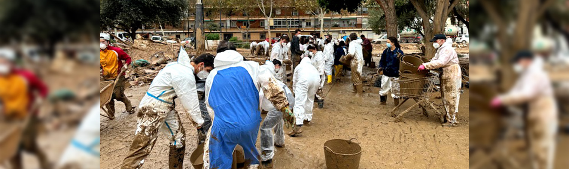 Toyota Mastertrac se vuelca con los afectados por la DANA - M Automoción